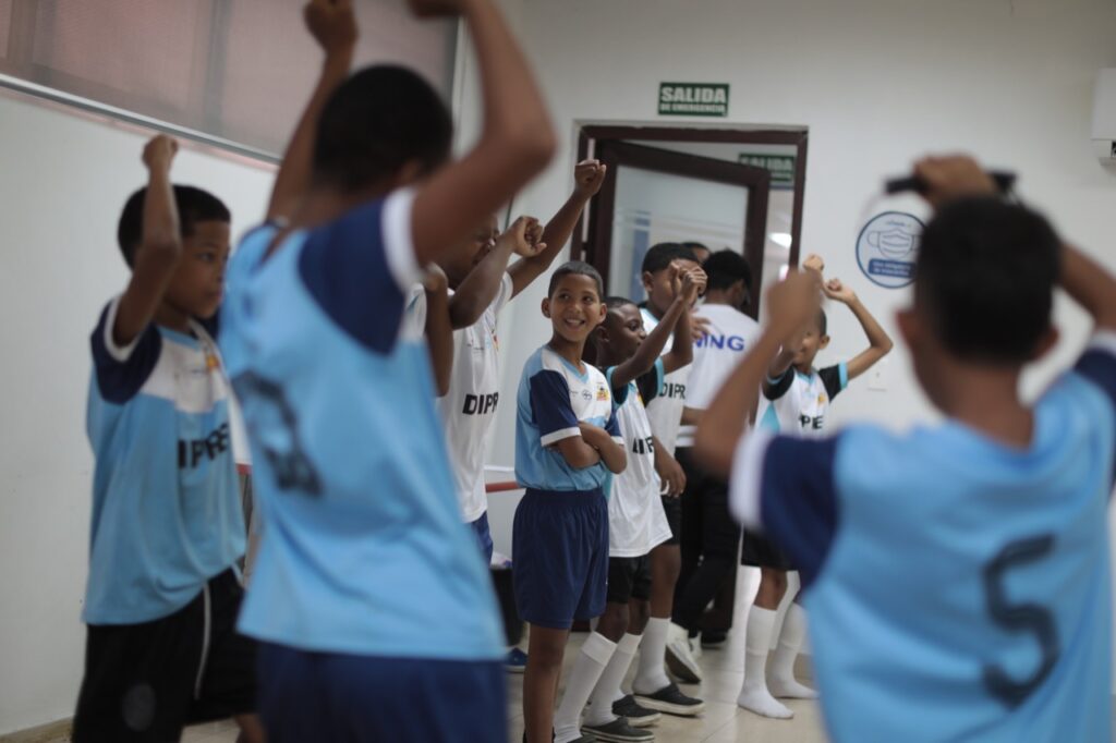 Danza de diablitos de espejos a jóvenes de la Copa de las Estrellas ...
